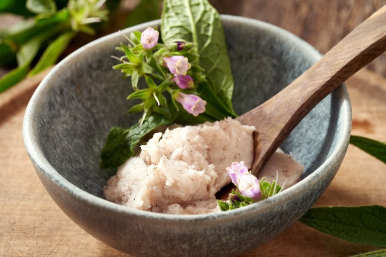 Comfrey (Symphytum officinale): Benefits, Uses, Safety | Herbal Reality